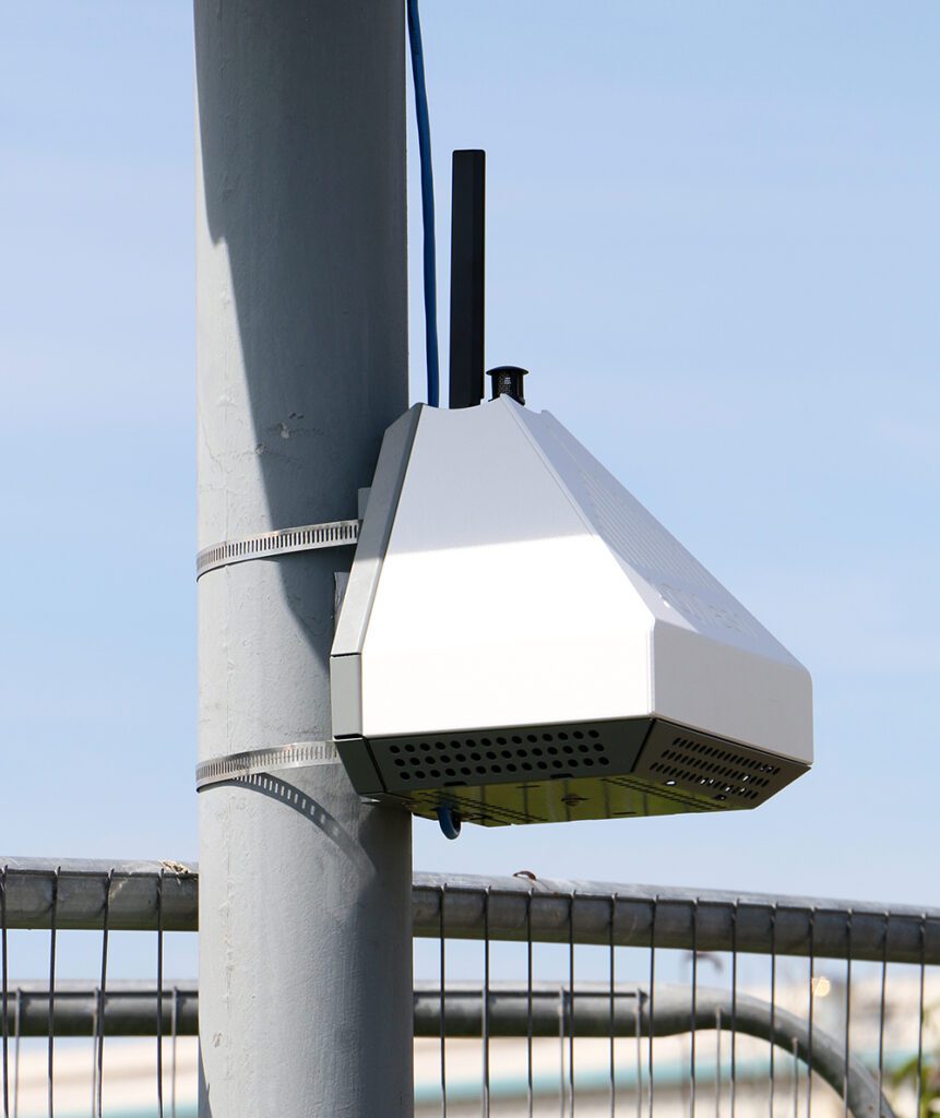 Outdoor air quality monitoring system for fenceline monitoring
